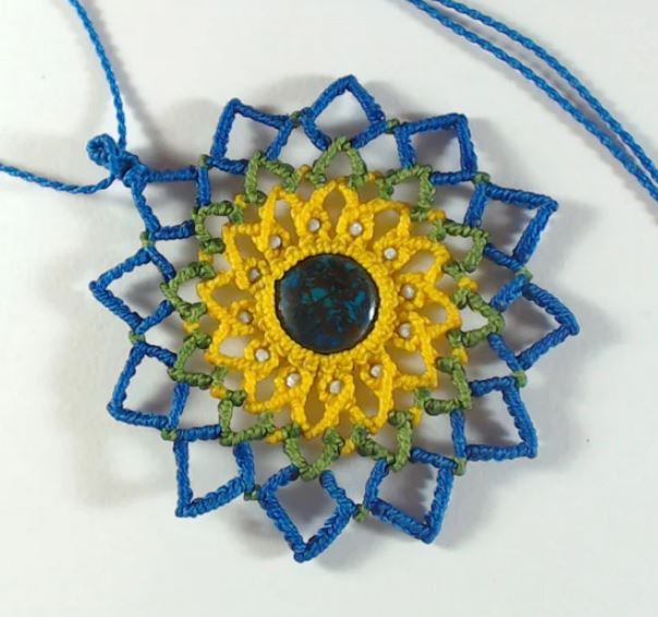 Tuto DIY : Comment sertir une pierre en macramé ? - Perles & Co