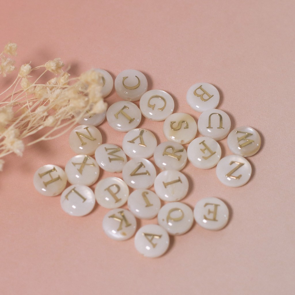 Perle lettre alphabet ronde en nacre 8 mm - F - Doré x1 - Perles & Co