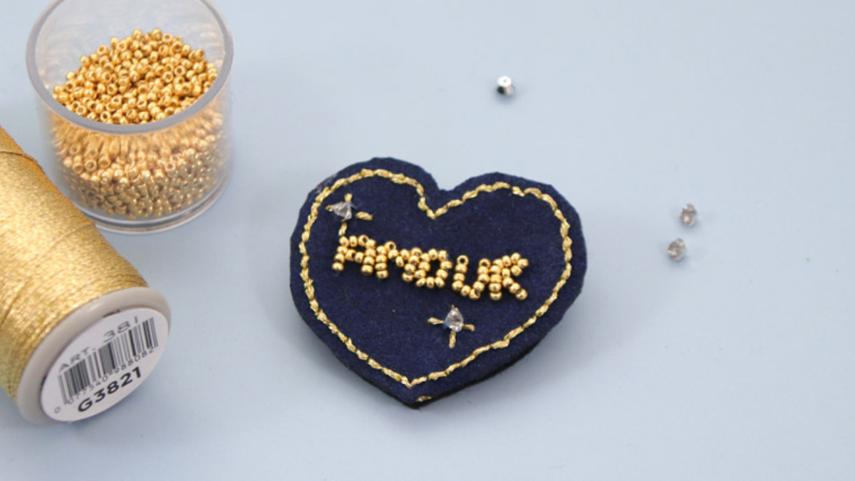 Tuto Broche en perles broderie mot AMOUR