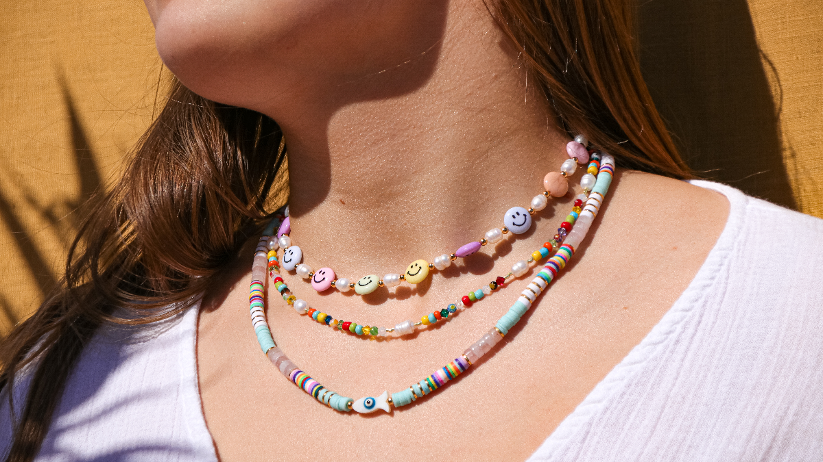 DIY Colliers colorés pour l'été avec heishi et perles smiley