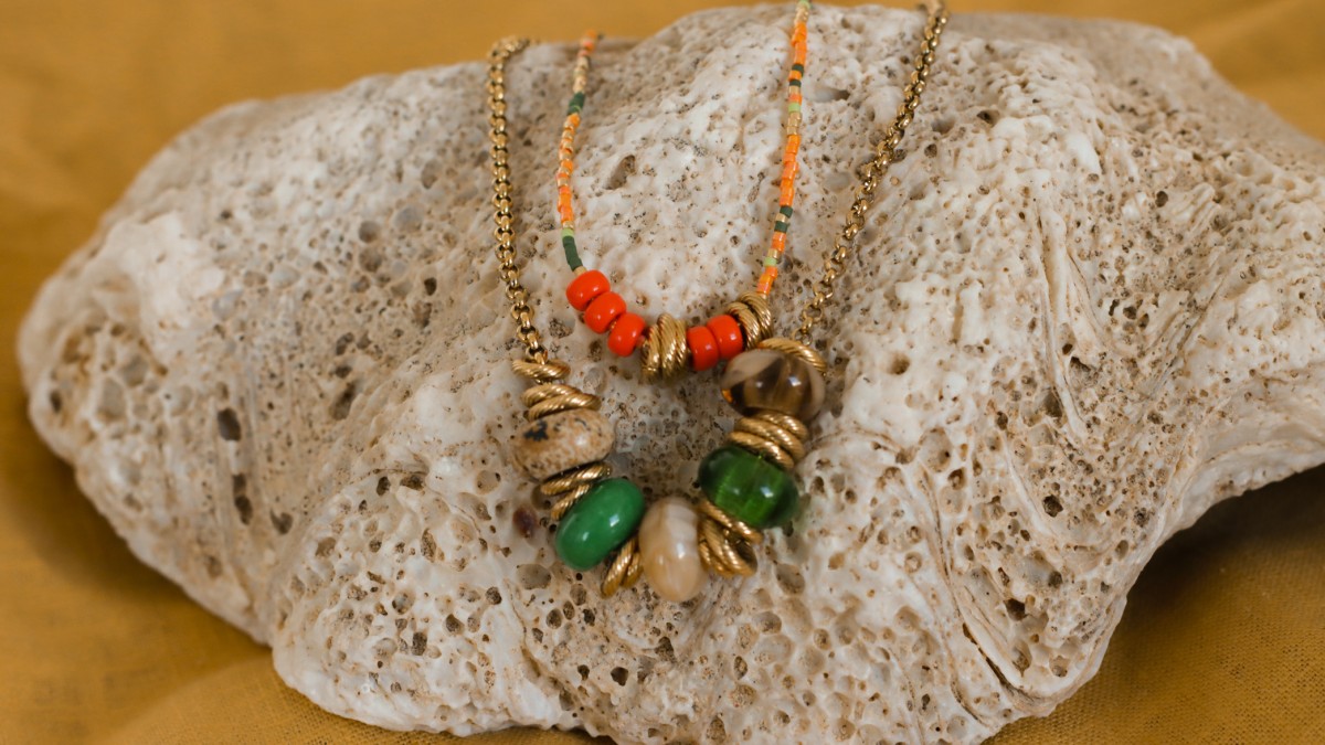 Collier ras de cou en acier inoxydable et perles de rocailles