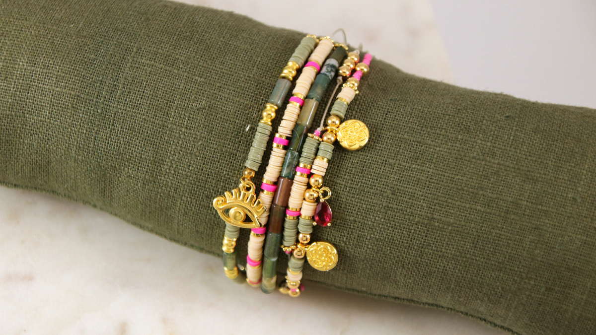 Tuto bracelets fins avec des perles heishi et des breloques