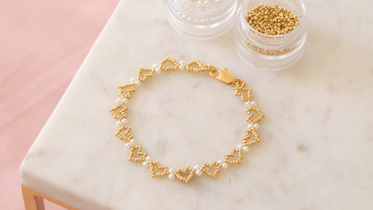 Bracelet coeurs en perles de rocailles dorées et perles nacre