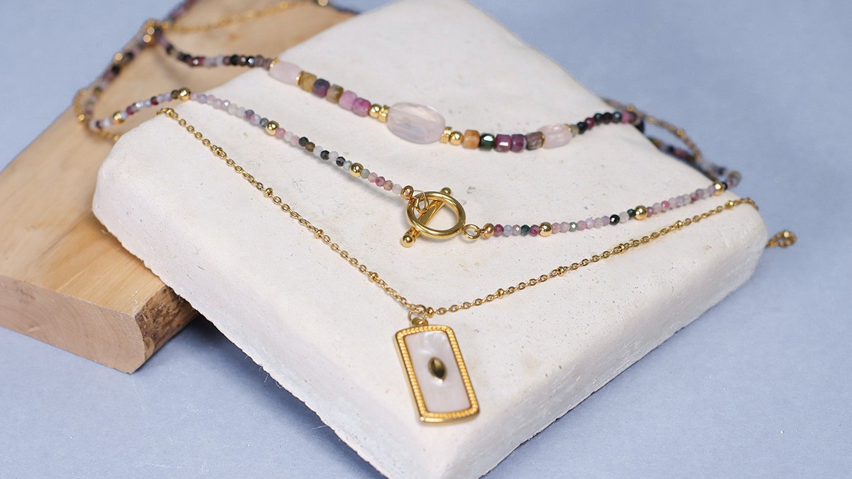 Collier multirang en pierre tourmaline et pendentif résine