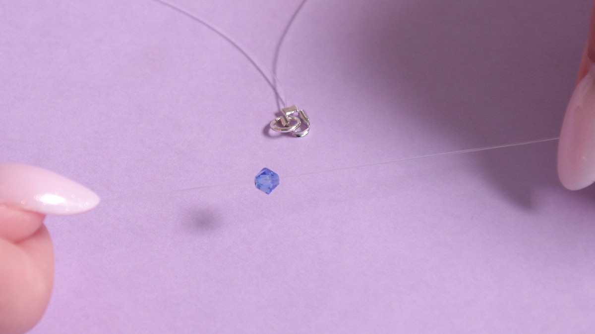 Collier en perles toupies et fermoir mousqueton argenté