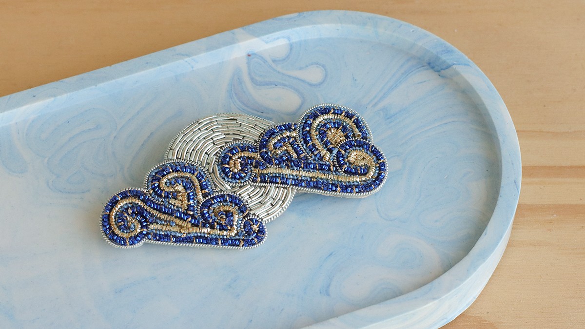 Broche brodée DIY Lune Voilée avec Cannetille et Fil Kreinik